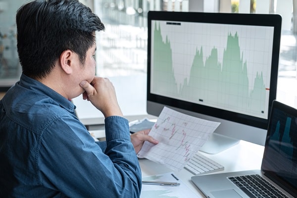 Evaluating Stocks: Dividend Yield vs. P/E Ratio - Your Money Today